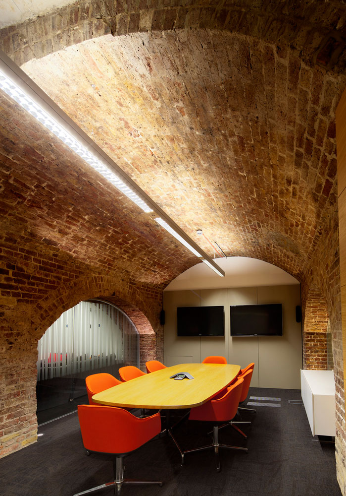Modern meeting rooms with exposed brick and wood - Robin